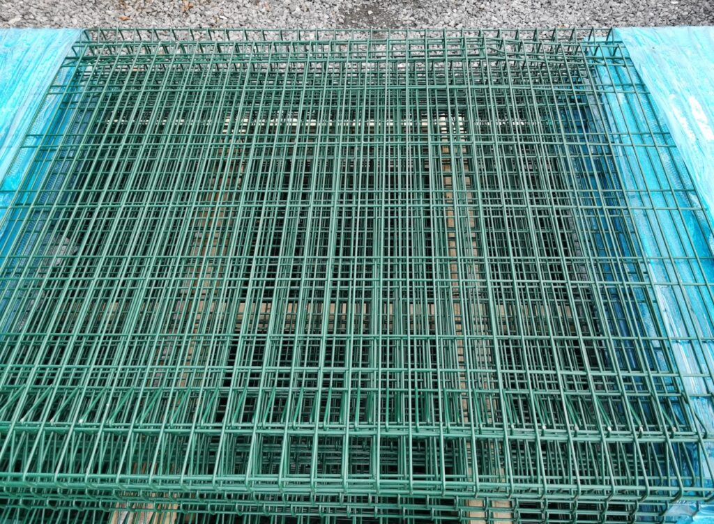internationalmeshgroup.com Roll Top Mesh 1.2m Panel Green